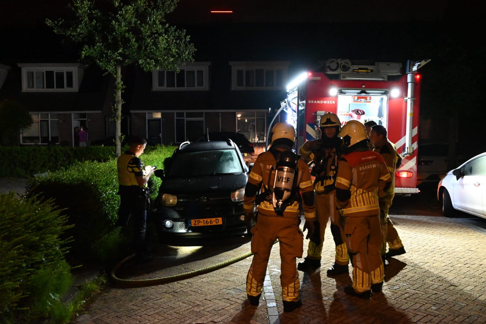 Pyromaan probeert auto in brand te steken optijd ontdekt