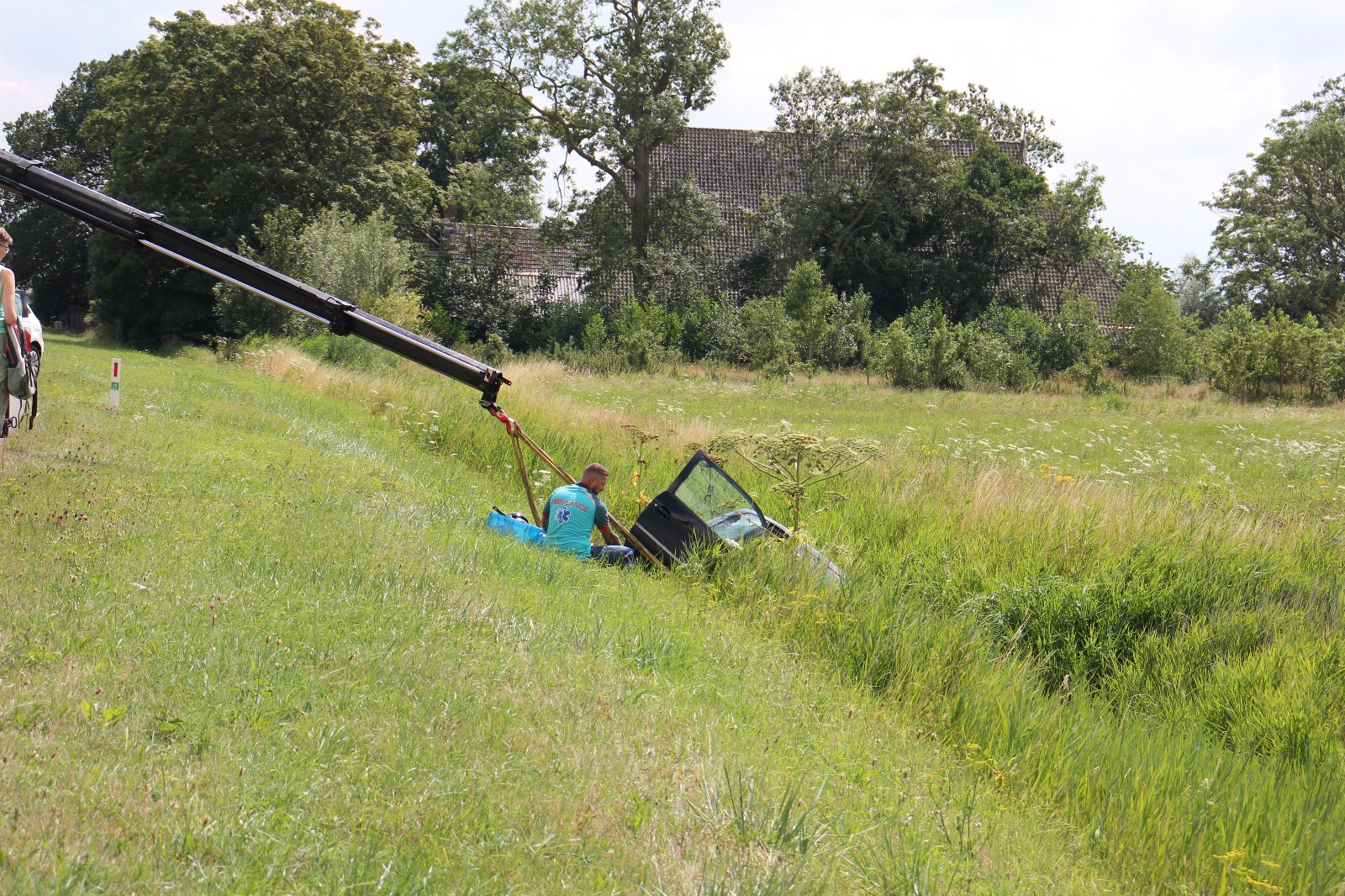 Auto in sloot langs N357 bij Jelsum