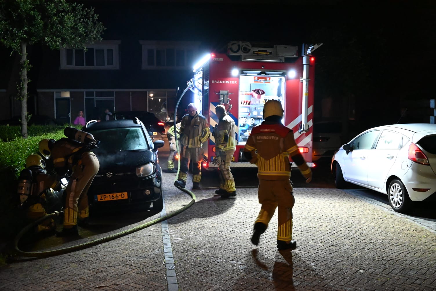 Pyromaan probeert auto in brand te steken optijd ontdekt