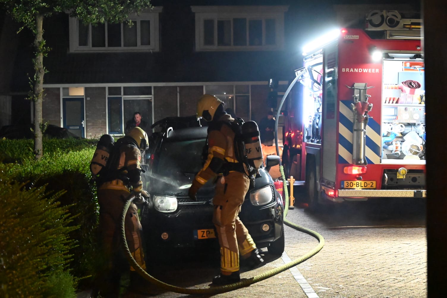 Pyromaan probeert auto in brand te steken optijd ontdekt
