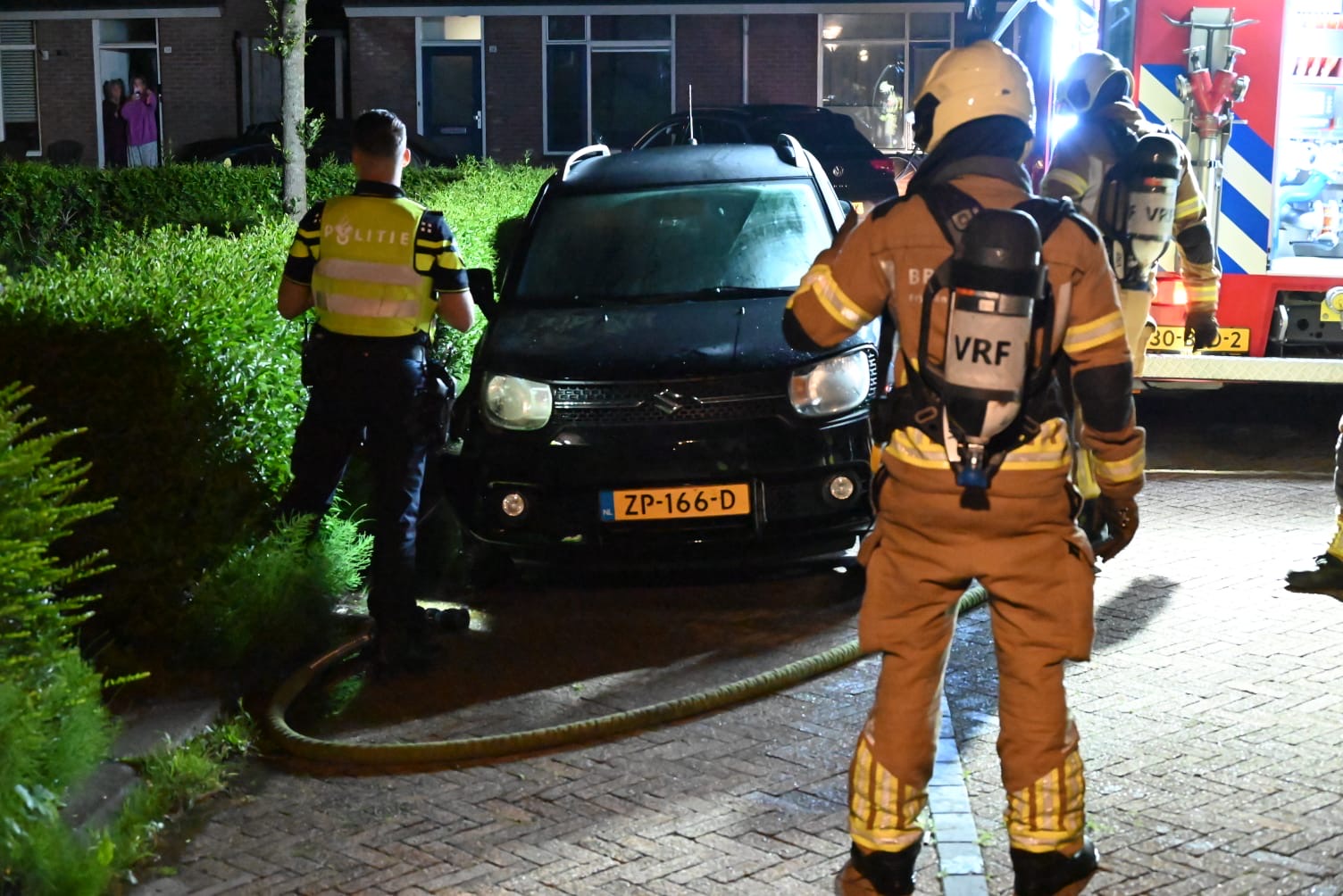 Pyromaan probeert auto in brand te steken optijd ontdekt