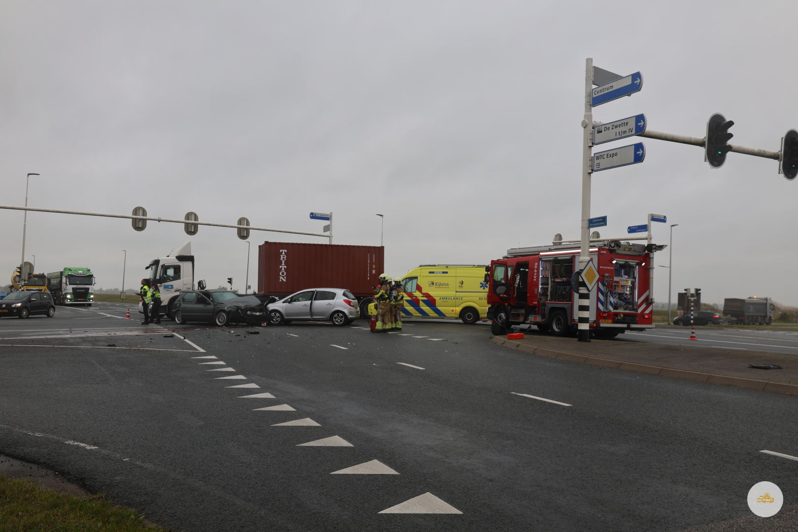 Meerdere voertuigen botsen op kruising